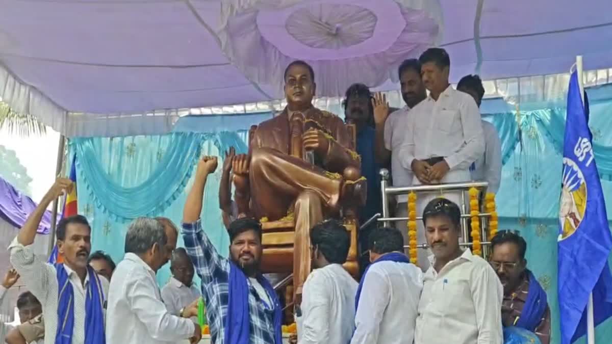 తాత విగ్రహాన్ని ఆవిష్కరించిన ముని మనవడు