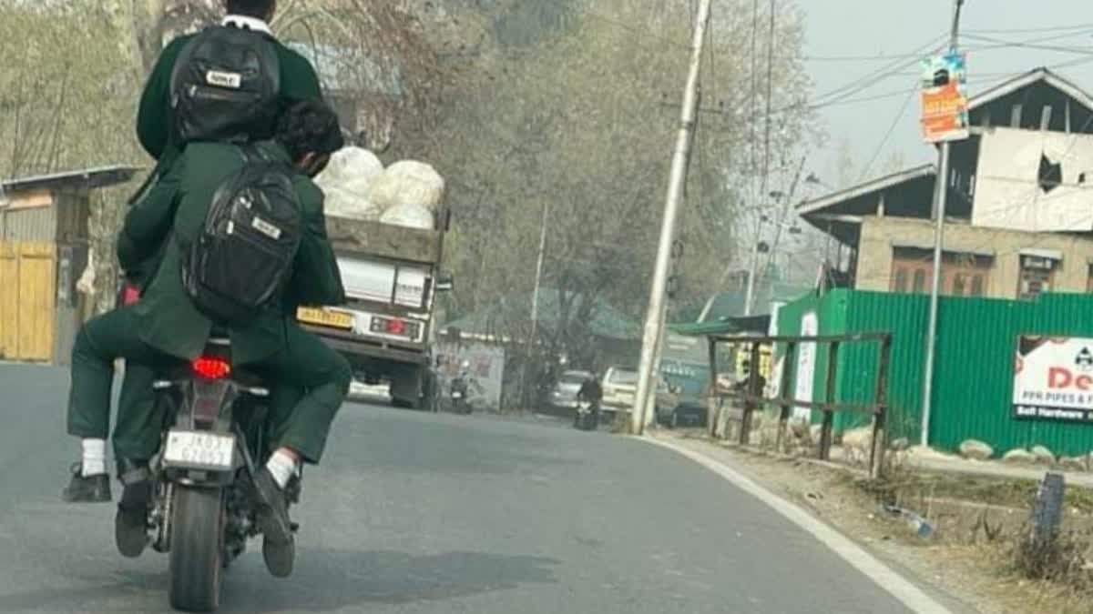 بائیک پر کرتب بازی کی تصویر وائرل، بائیک کو کیا گیا بلیک لسٹ, bike ...