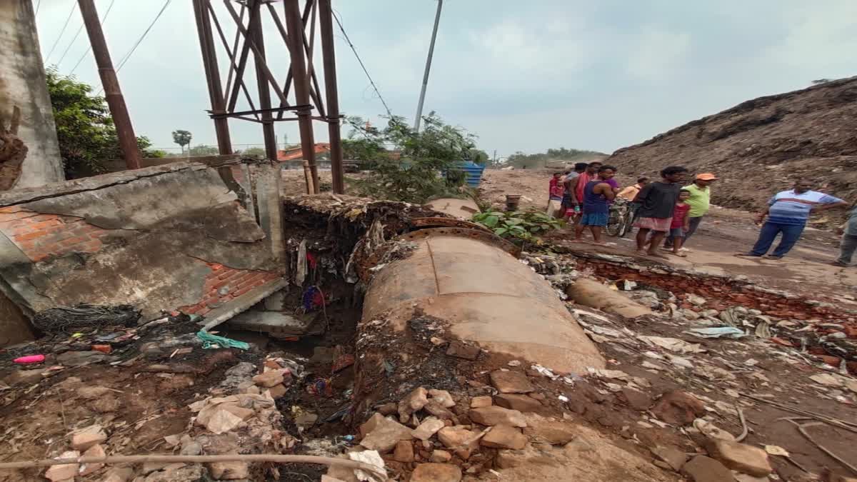 Gas Poisoning, Land Subsidence Fear Grips Howrah Near Kolkata ...