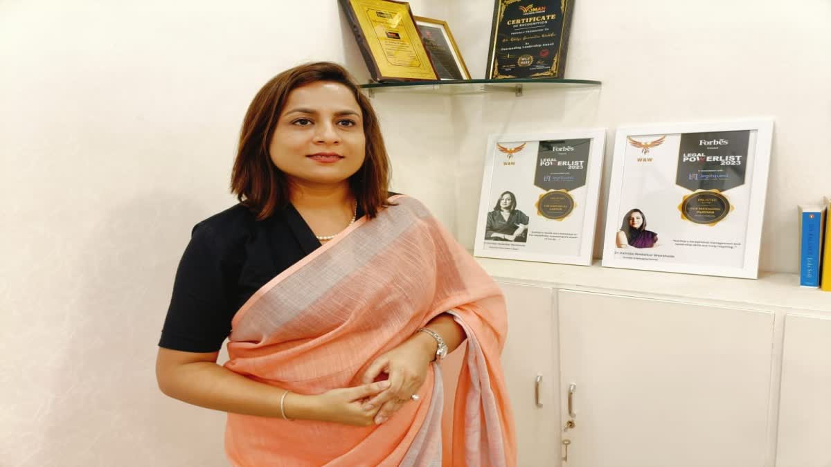 फोर्ब्सच्या यादीत एकाच वर्षी मराठमोळ्या क्षितिजा वडतकर-वानखेडे यांना ...