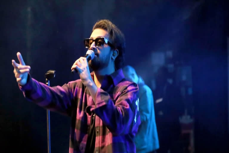 Watch: Atif Aslam stops concert after fans throw money at him; this is ...
