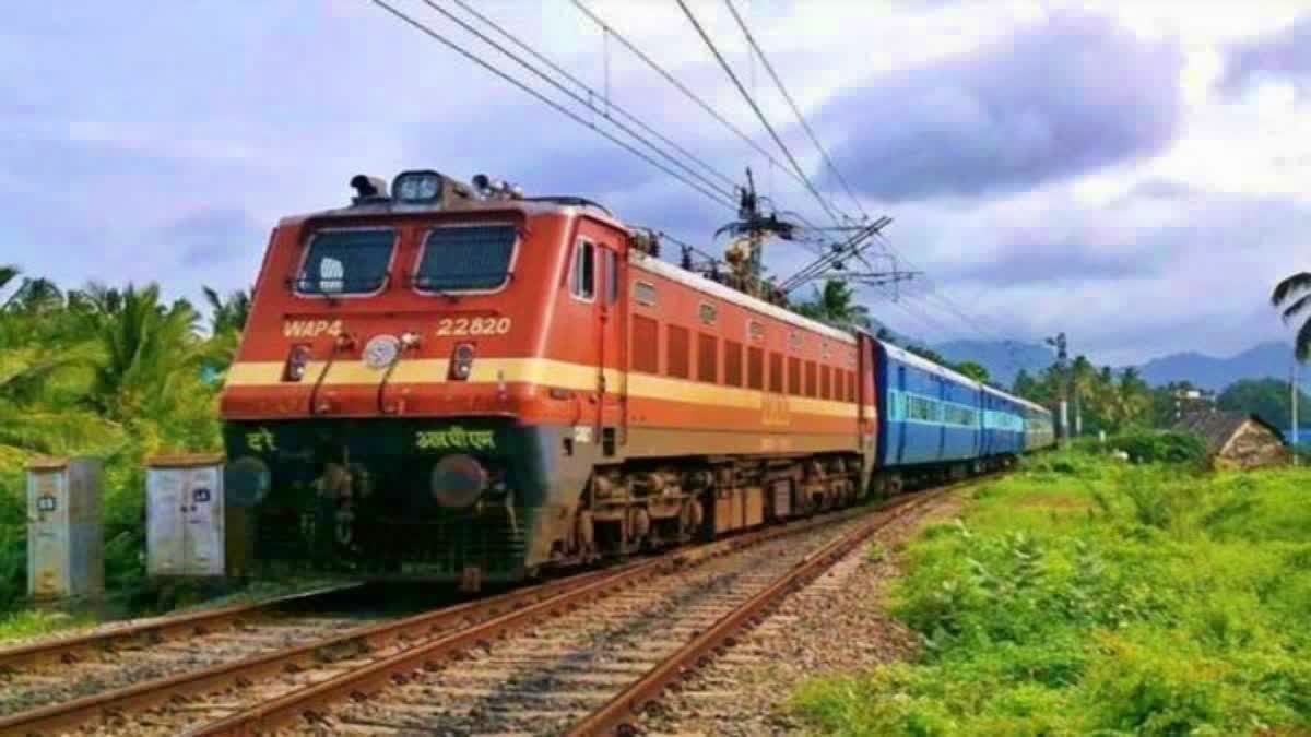 పదో తరగతి చదివితే చాలు! - రైల్వేలో భారీ వేతనంతో కొలువు