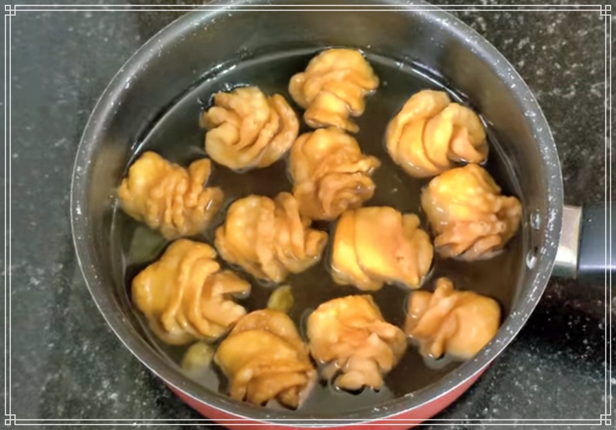 కరకరలాడే "స్వీట్ గులాబీలు" - అప్పటికప్పుడు ఇలా చేసుకుంటే నోట్లో కమ్మగా ...