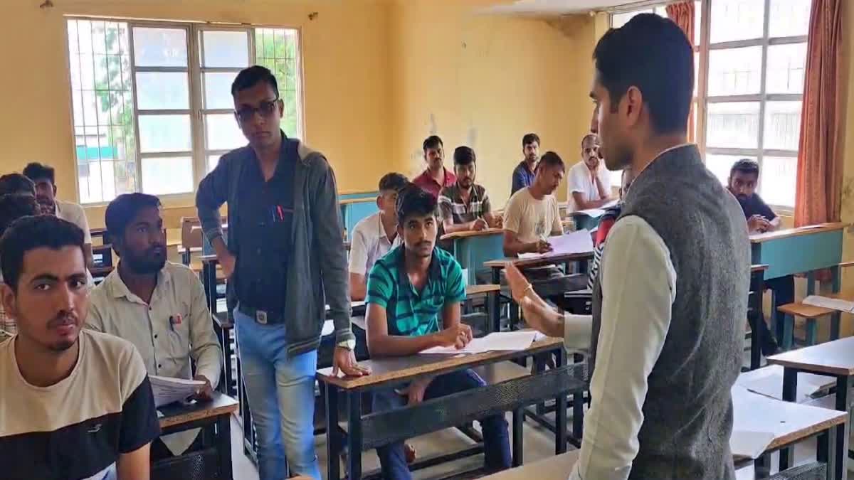 ಕೆಎಎಸ್ ಪರೀಕ್ಷೆಯಲ್ಲಿ ಪ್ರಶ್ನೆ ಪತ್ರಿಕೆ ನೀಡಲು ವಿಳಂಬ; ಬೆಳಗಾವಿಯಲ್ಲಿ ...