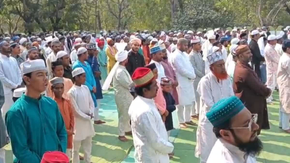 ईद उल फितर की धूम, ईद की नमाज के बाद गले मिलकर एक दूसरे को दिए मुबारकबाद