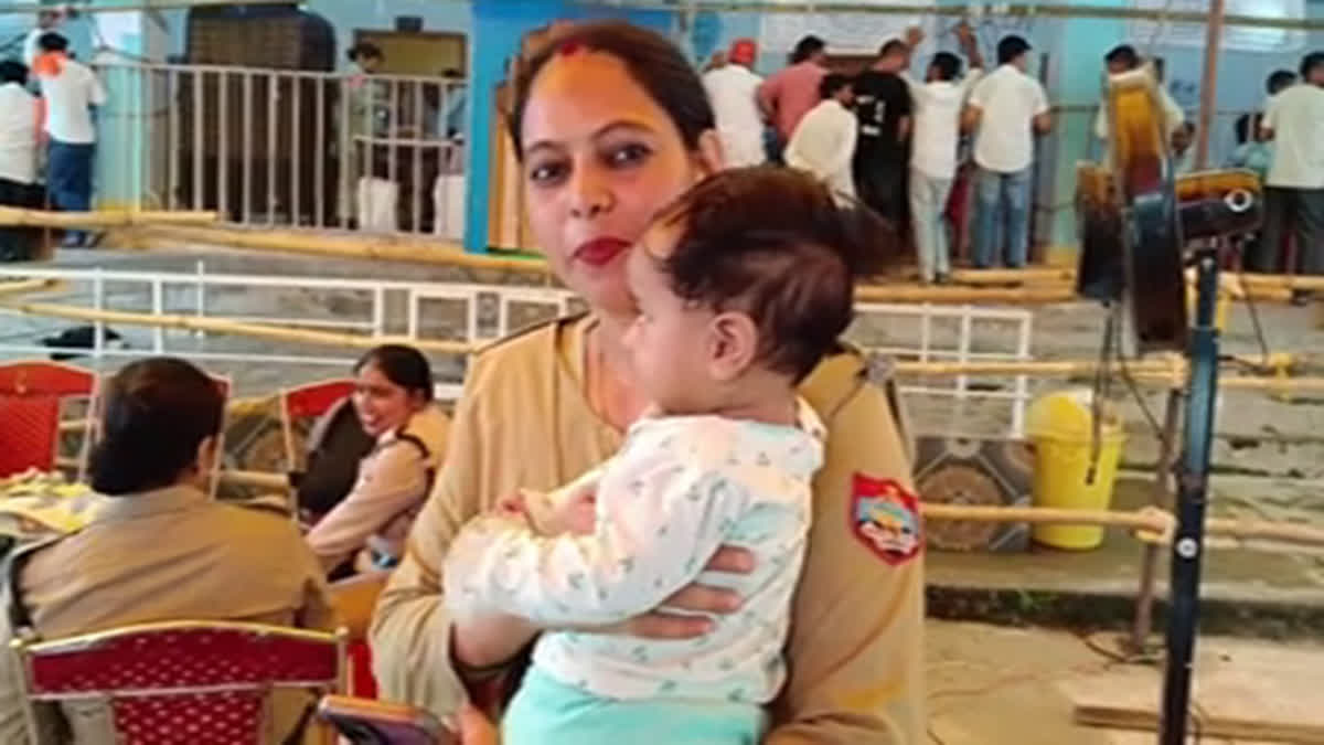 वर्दी के साथ मां का भी फर्ज निभा रही महिला पुलिसकर्मी, मतगणना में चार ...