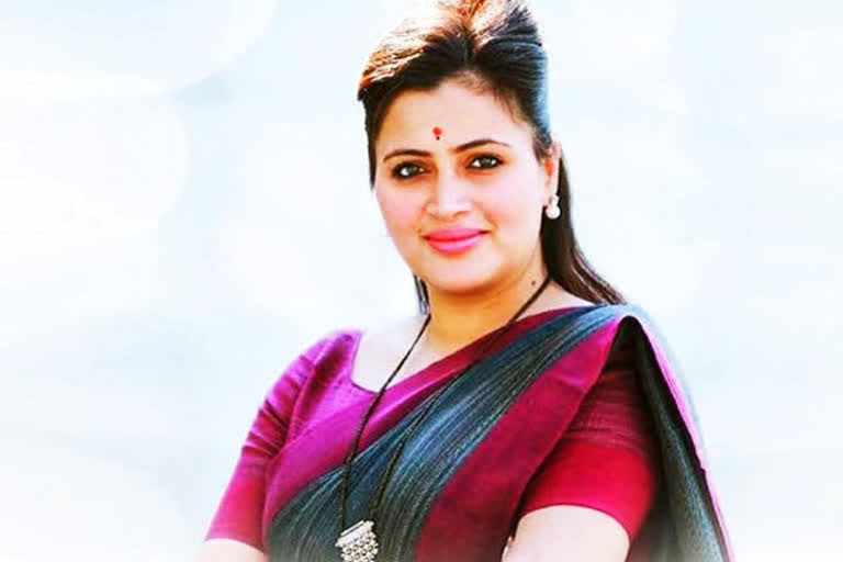 Navneet Rana: Controversy and conflict with Shivsena