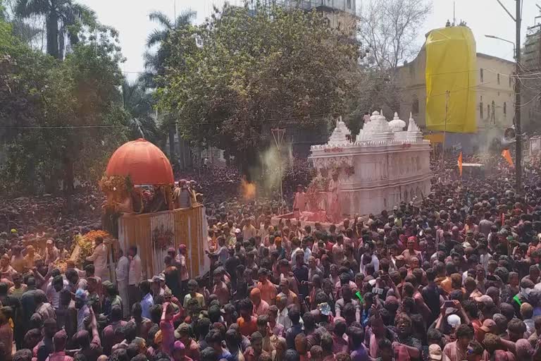 रंगों की विरासत 'गेर': दो साल बाद फिर रंगारंग हुआ इंदौर, राजवाड़ा पर ...