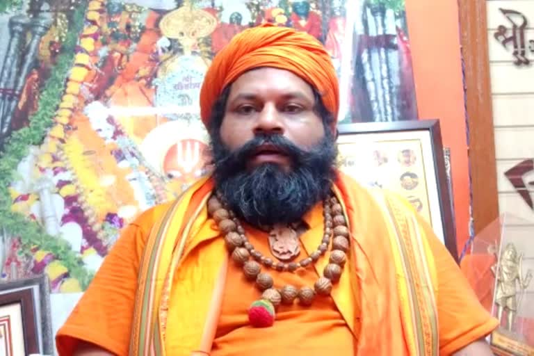 बांके बिहारी मंदिर हादसे पर संत राजू दास का आरोप, कहा सरकार को बदनाम ...