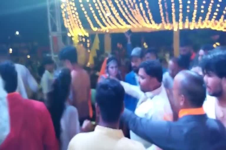 Ujjain Garba Pandal: गरबा पंडाल में मुस्लिम युवकों पर टूट पड़े बजरंग दल ...