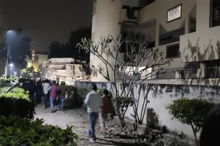 Building Collapsed In UP: लखनौत भूकंपाच्या धक्क्याने इमारत कोसळली ...