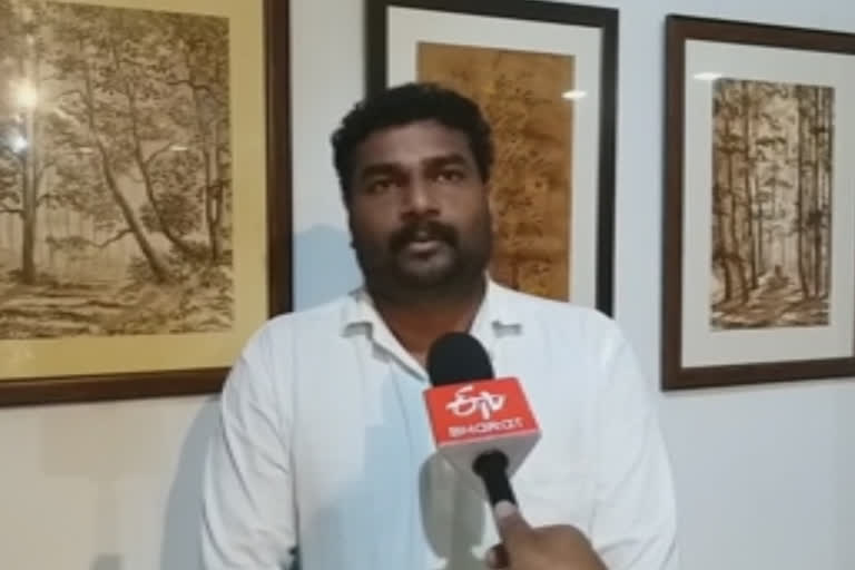 Kerala: Man exhibits paintings made with colour dyes from leaves