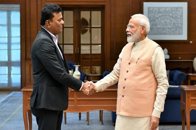 PM Modi meets innovator who built aircraft from scratch from terrace of ...