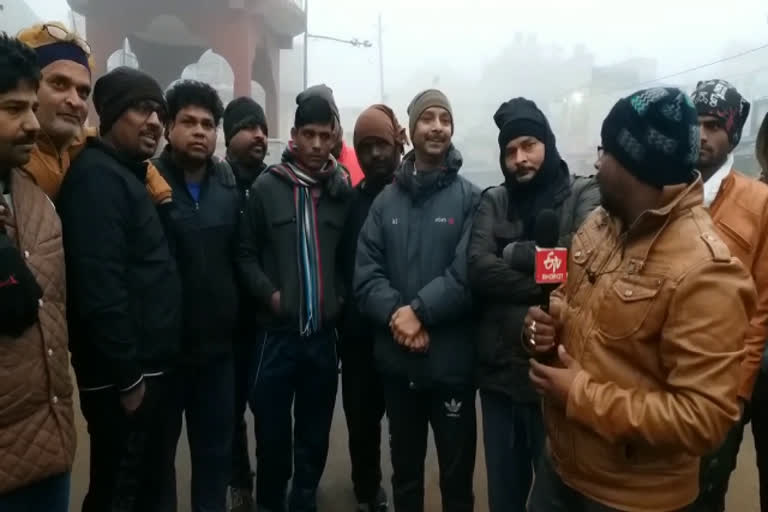 घने कोहरे के बीच लोगों ने ETV भारत से कहा, 'कश्मीर जैसा दिख रहा नजारा'