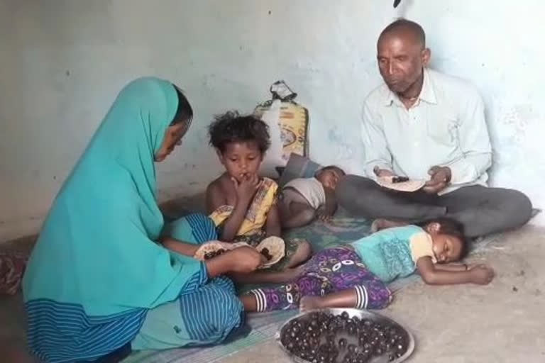 Video of kid eating chapati with berries goes viral on social media